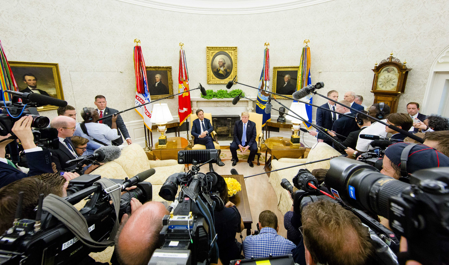 Rutte grinnikt en onderbreekt dan gewoon president Trump | Foto ...