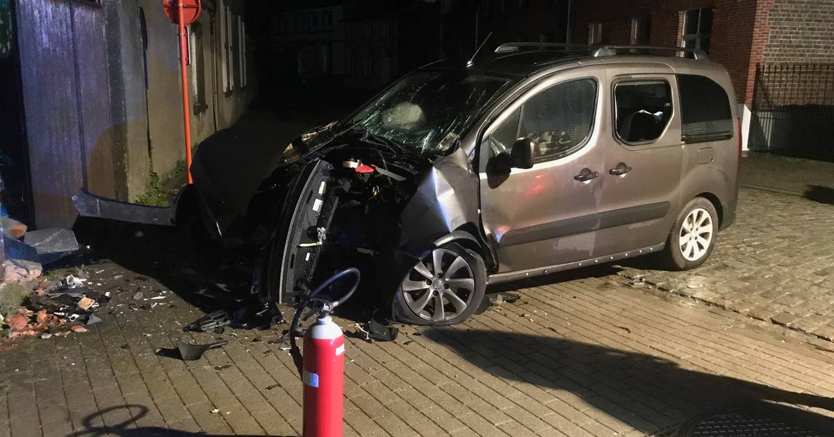 Auto begint te slippen en ramt huisgevel | Binnenland | hln.be