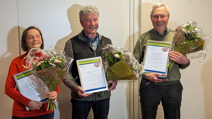Vrijwilligerslegpenningen voor EHBO-ers Annie Beekmans, Bert Staal en Peter van den Heuvel uit ...
