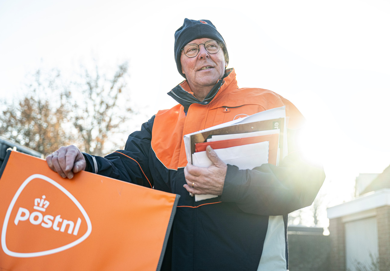 Stan (70) ging na zijn pensioen post bezorgen: ‘Ben graag buiten en kan ...