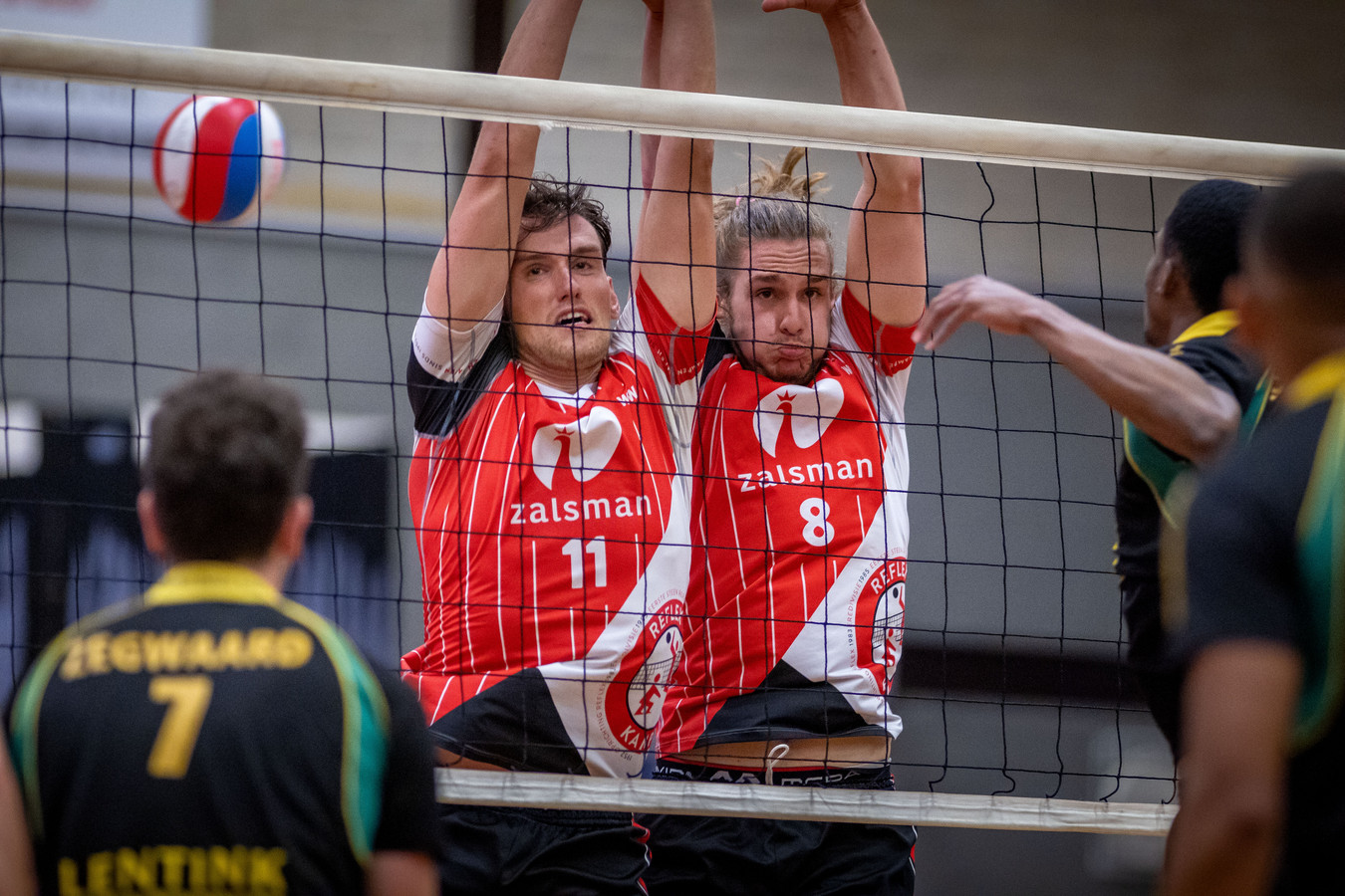 Volleyballers Reflex pakken de draad weer op met fijne overwinning ...