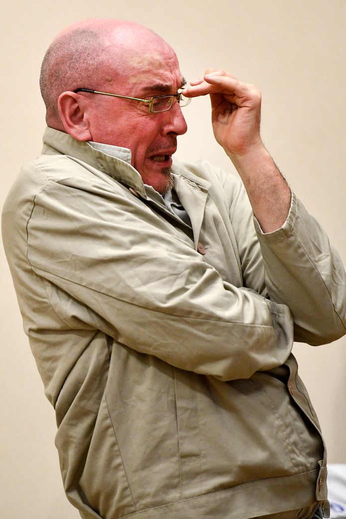 Renaud Hardy reageert emotioneel nadat hij tot levenslang veroordeeld ...