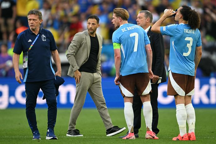 Une scène surréaliste: les Diables sifflés par leurs supporters, De ...