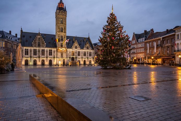 Bos van kleine kerstboompjes op Grote Markt ruimt plaats voor ...