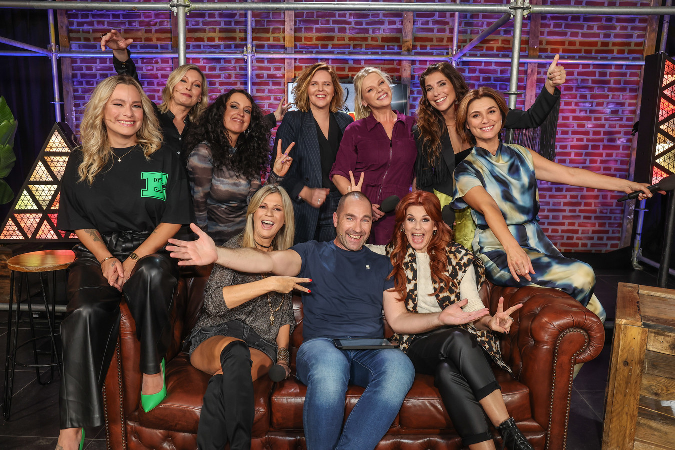 VJ’s eren Yasmine met hartverwarmende, iconische foto tijdens ‘TMF For ...