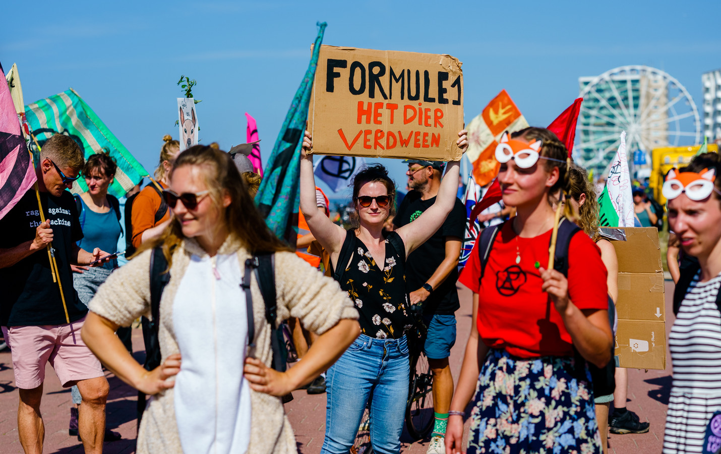 Extinction Rebellion demonstreert tijdens Grand Prix in Zandvoort ... Extinction Rebellion demonstreert tijdens Grand Prix in Zandvoort ...