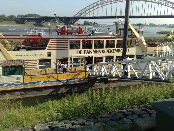 Bruggentocht met jubilerende Pannenkoekenboot | Nijmegen | gelderlander.nl