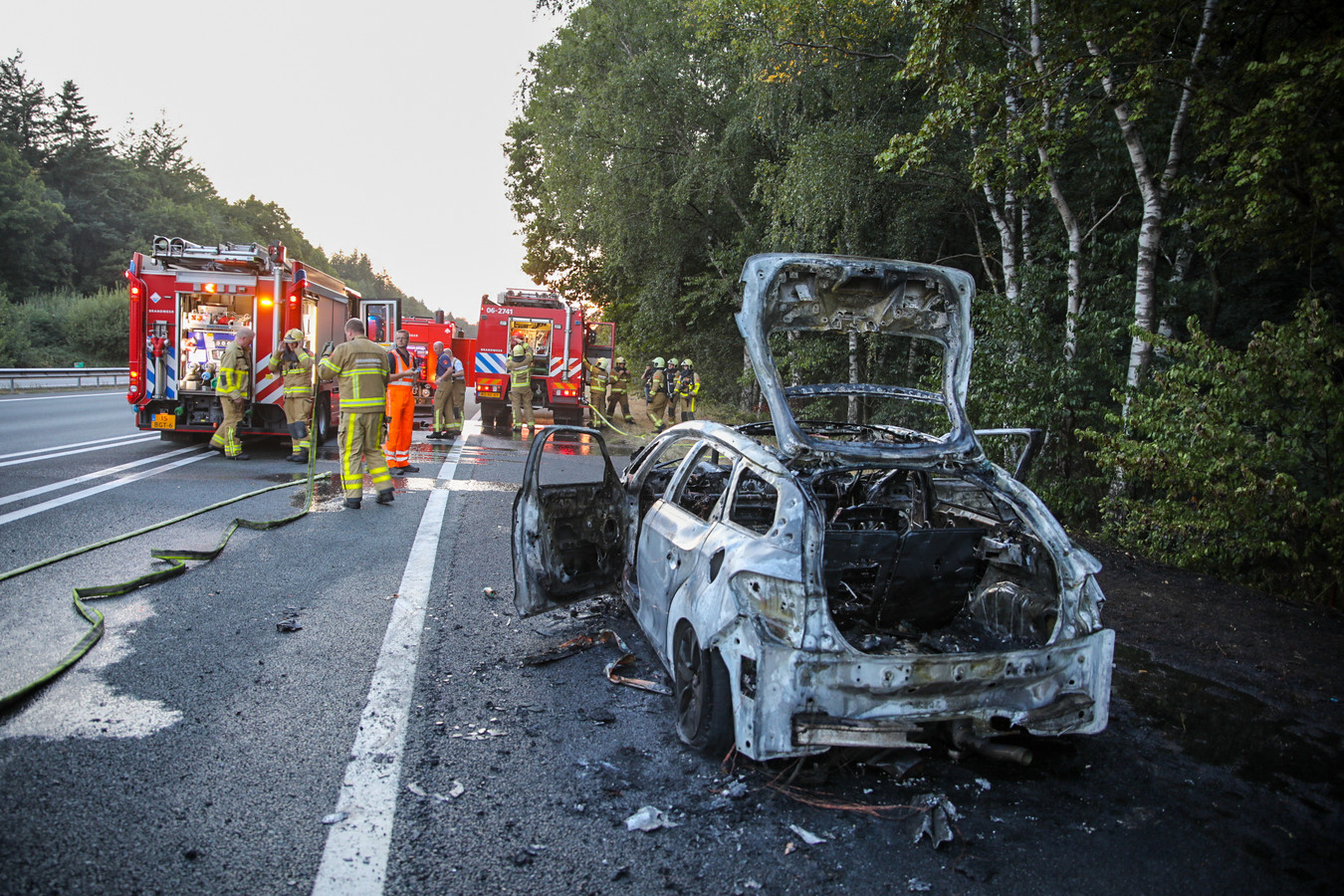 Auto vliegt in brand op A1 bij Hoenderloo: vuur slaat over naar berm | Foto | AD.nl