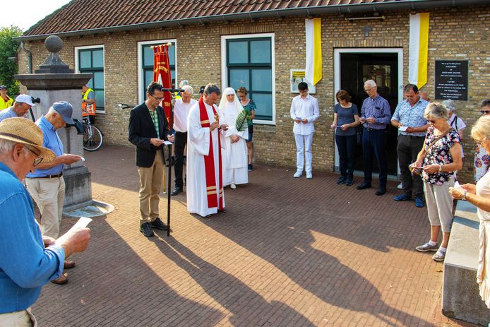 Processie Marie Adolphine trok weer door Ossendrecht: ‘Het geeft me ...