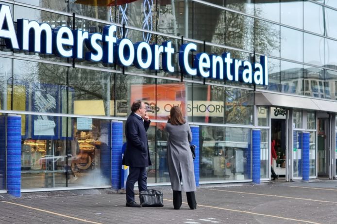 Rookverbod op Amersfoorts stationsplein blijft lastig, zelfs voor NS-directeur: ‘Vreselijk stom ...