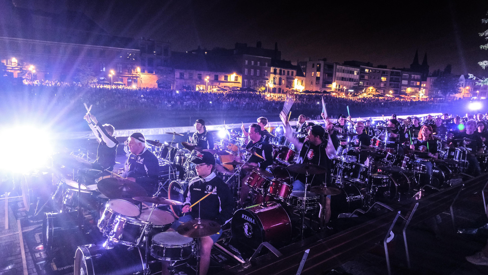 Kortrijk Drumt by Night brengt totaalspektakel naar Leieboorden | Foto ... Kortrijk Drumt by Night brengt totaalspektakel naar Leieboorden | Foto ...