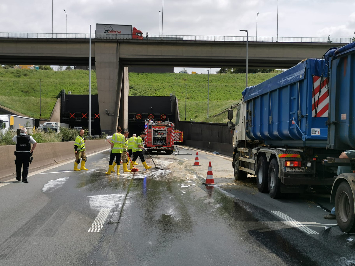 Drie rijstroken aan Kennedytunnel tijdlang versperd door vrachtwagen ... Drie rijstroken aan Kennedytunnel tijdlang versperd door vrachtwagen ...