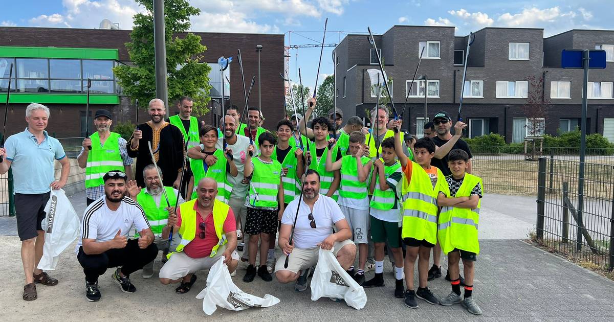 Papa’s rapen zwerfvuil in Oud Oefenplein: “Betrekken hen meer bij wijkleven” | Mechelen | hln.be