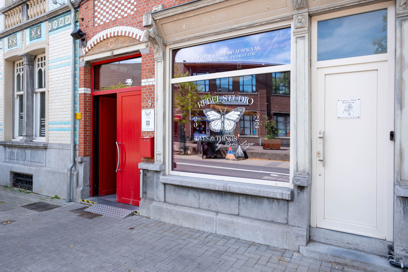 NET OPEN. Rani opent deuren van pop-up tattooshop in pand van De ...