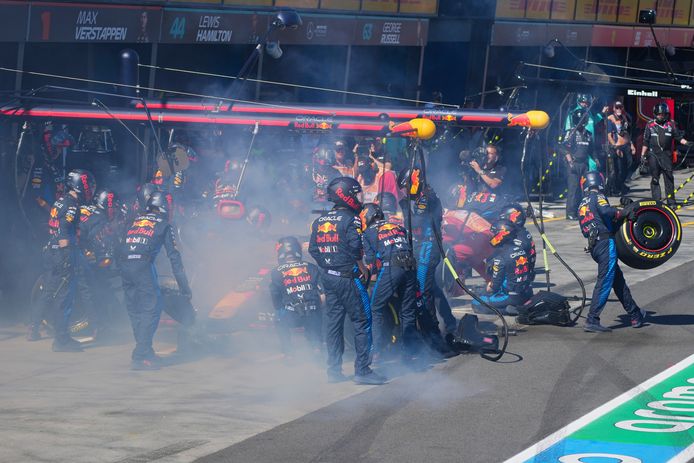 “Ik heb rook, brand, brand!”: drama voor Verstappen, die door ...