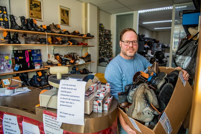 Schoenmaker Frans heeft het razend druk en dus gooit hij winkel dag ...