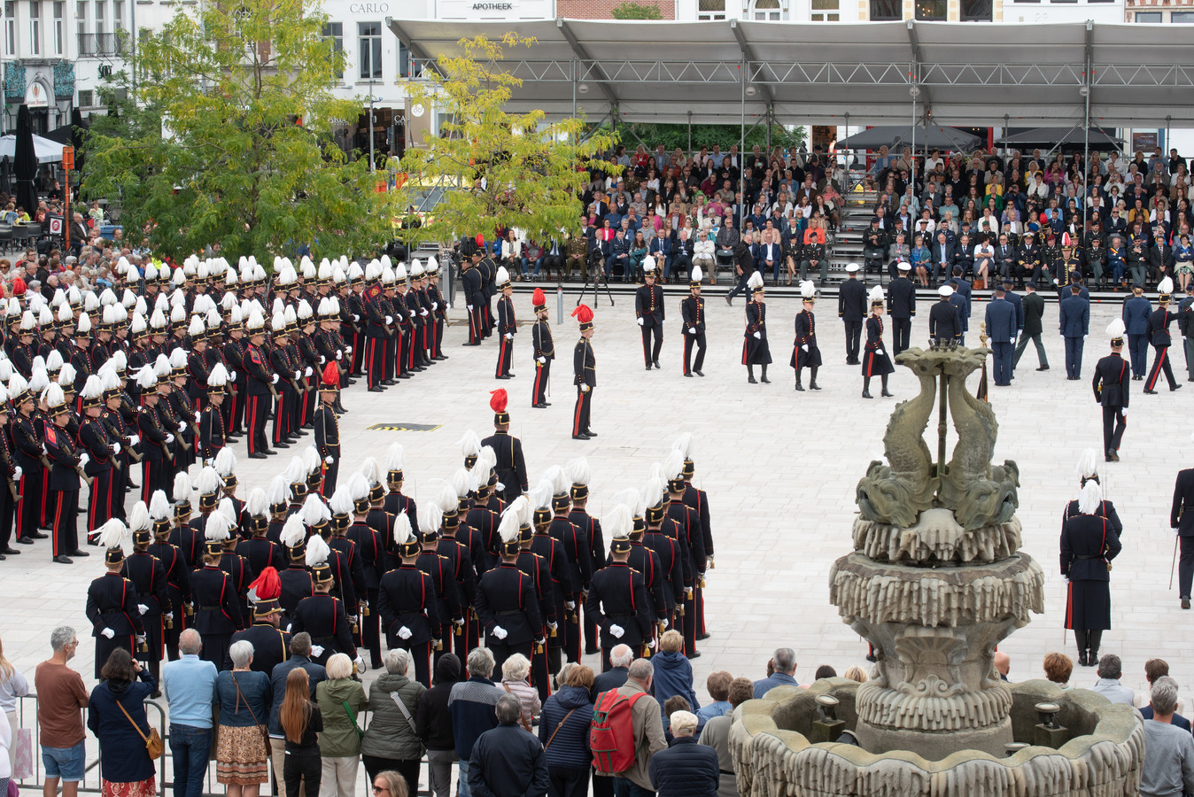 IN BEELD. Koninklijke Militaire School maakt van diploma-uitreiking indrukwekkende plechtigheid ...