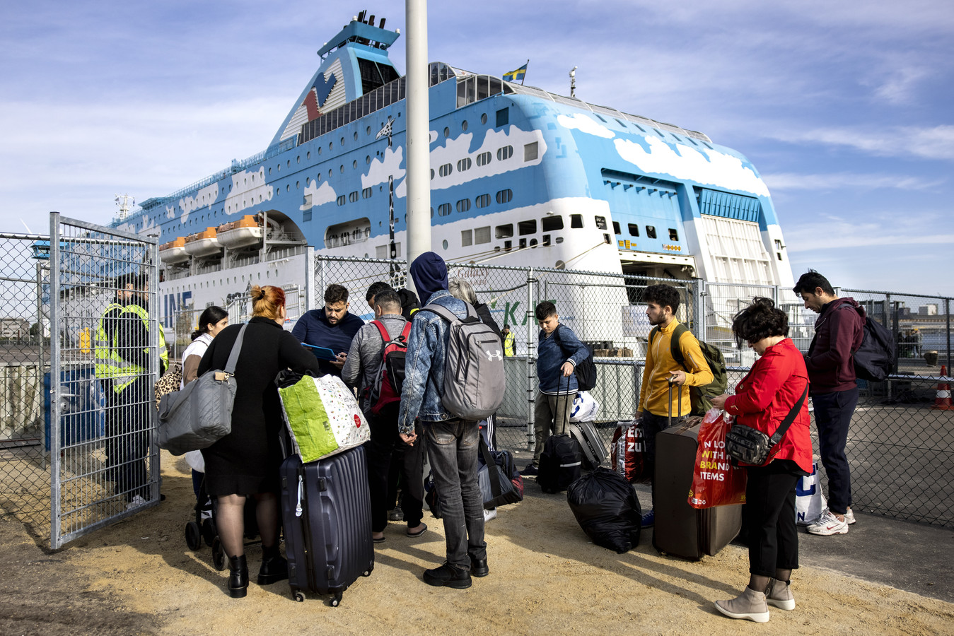 Peperduur asielschip voor 110.000 euro per dag: ‘Waar zijn we nou mee ...