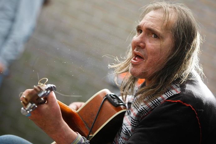 Dertig acts tijdens eerbetoon aan overleden straatmuzikant Chuck Deely ...