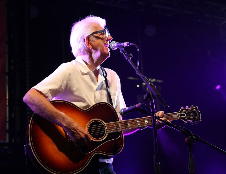 Zilverwitte kuif en zalvende stem: Nick Lowe is nog steeds in topvorm