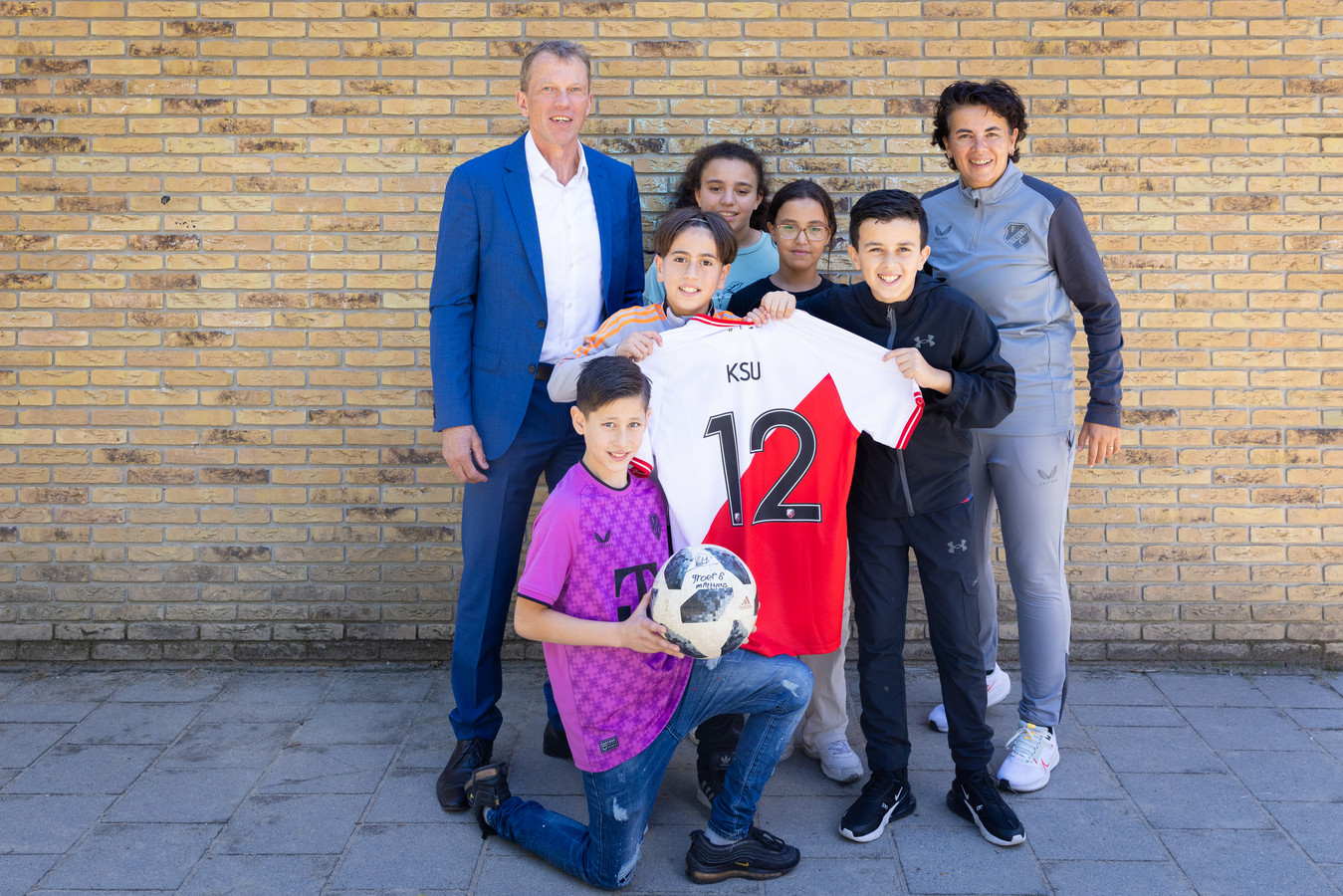 Duizenden basisschoolkinderen vullen Galgenwaard bij rentree FC Utrecht ...