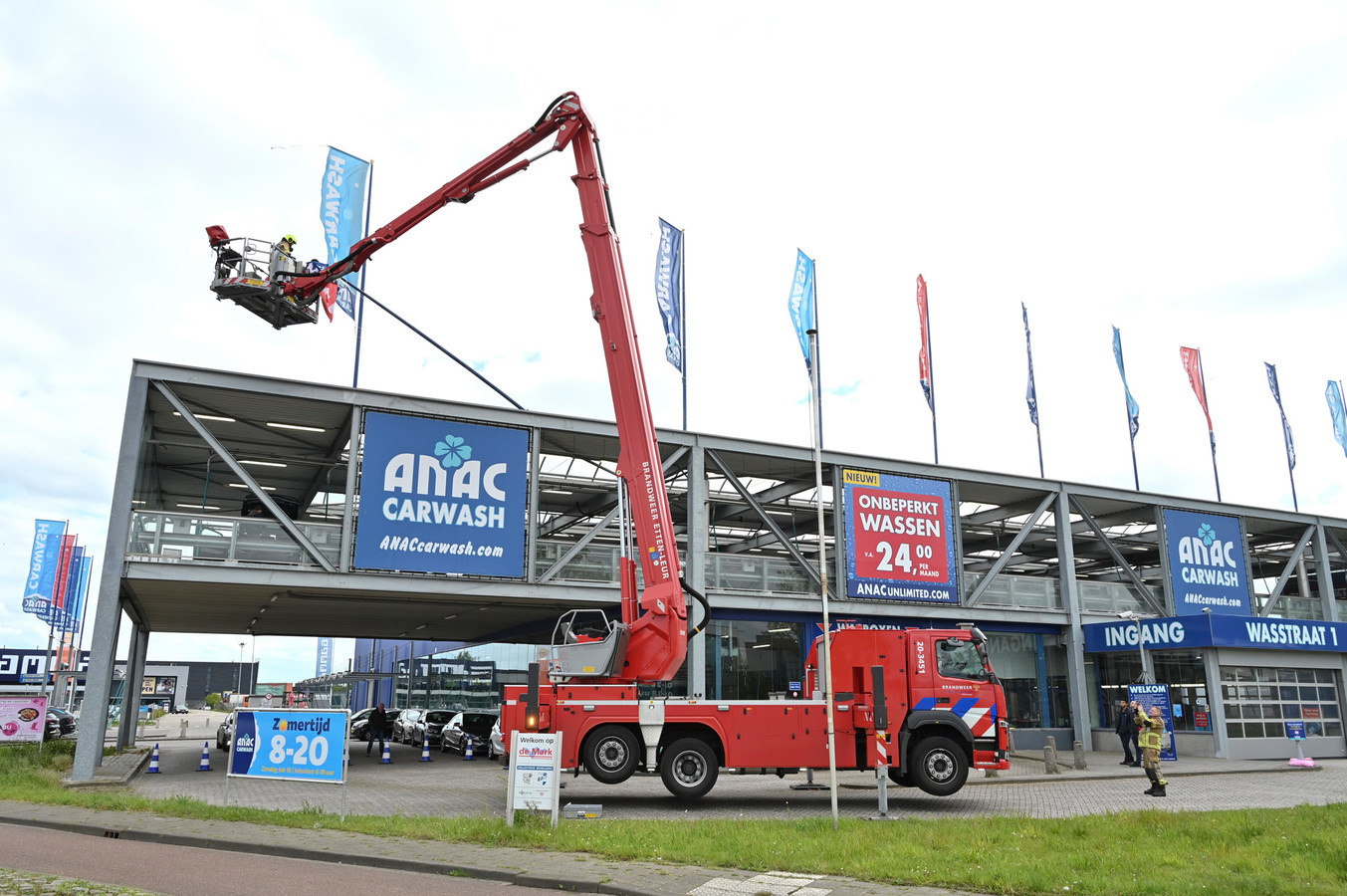 Stormschade zorgt voor gevaarlijke situatie bij wasstraat Anac in Breda ...