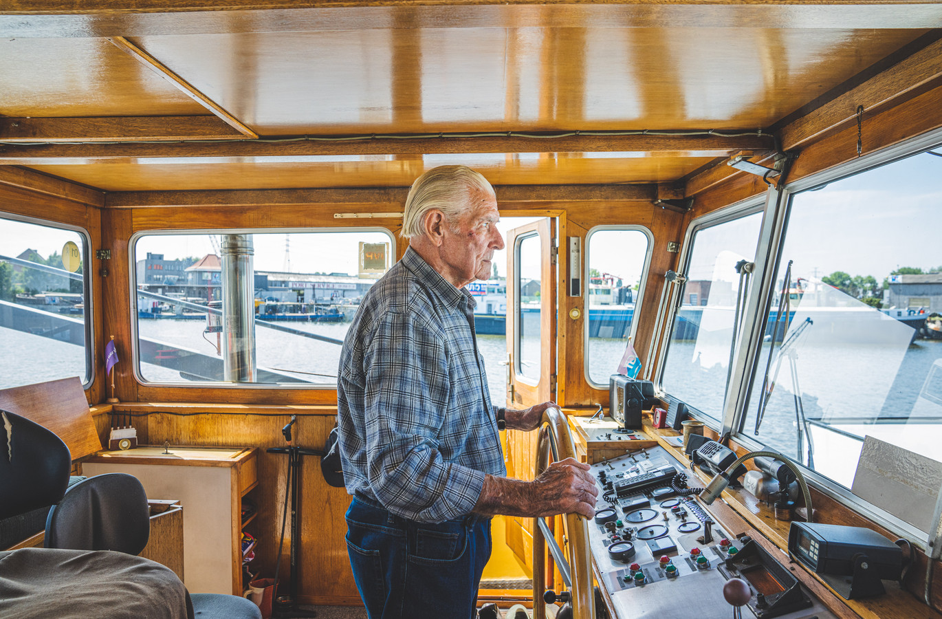 “Hij werd geboren op een schip, en wou er ook sterven”: brand op woonboot wordt ‘schipper in ...