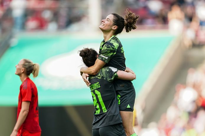 Dominique Janssen helpt Wolfsburg met doelpunt aan tiende beker op rij ...