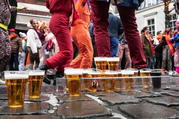 Bierprijzen schommelen tijdens carnaval: ‘Kan geen 3 euro gaan vragen ...