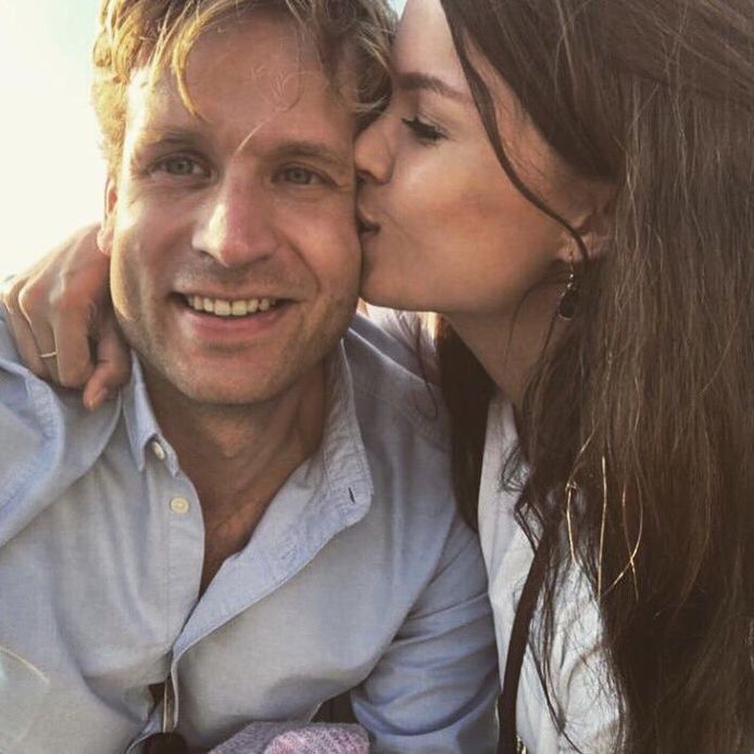 Raadshunk Vincent Karremans (VVD) gaat in het Zeeuwse zand op de knieën: ‘Aan de ketting ...