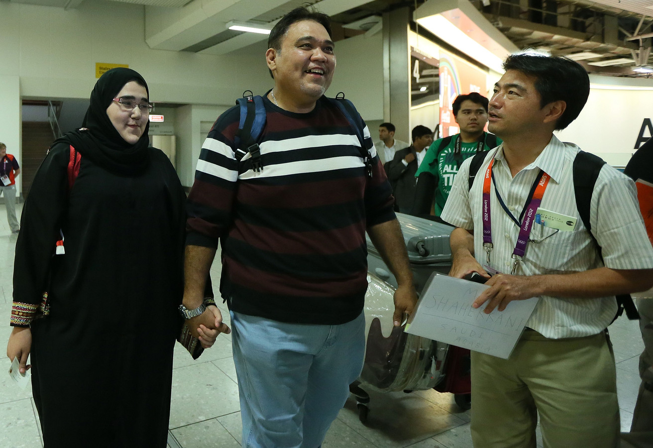 Saudische judoka zonder hoofddoek in actie | Foto | gelderlander.nl