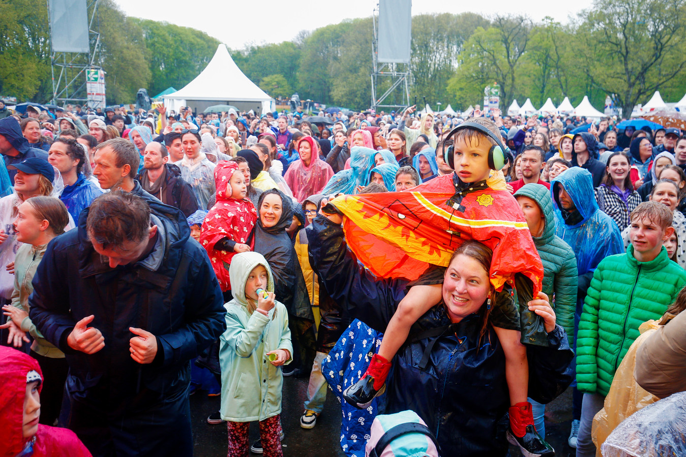 Zo viert Utrecht Bevrijdingsdag: in de regen, maar volop genieten van muziek | Foto ...