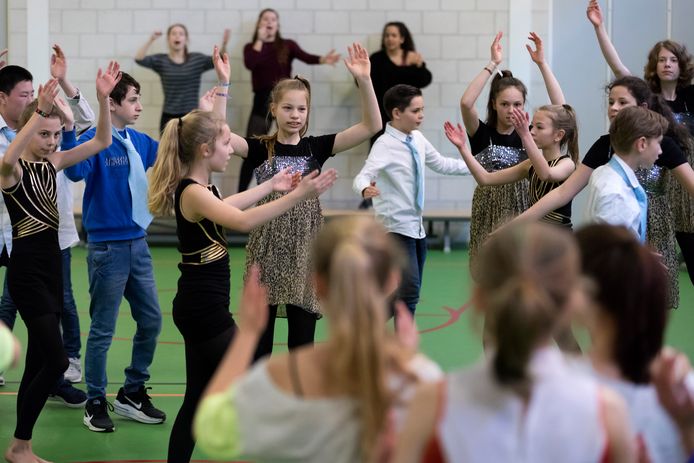 Groep acht danst voor het goede doel: 'Jongens en meisjes gaan ineens ...