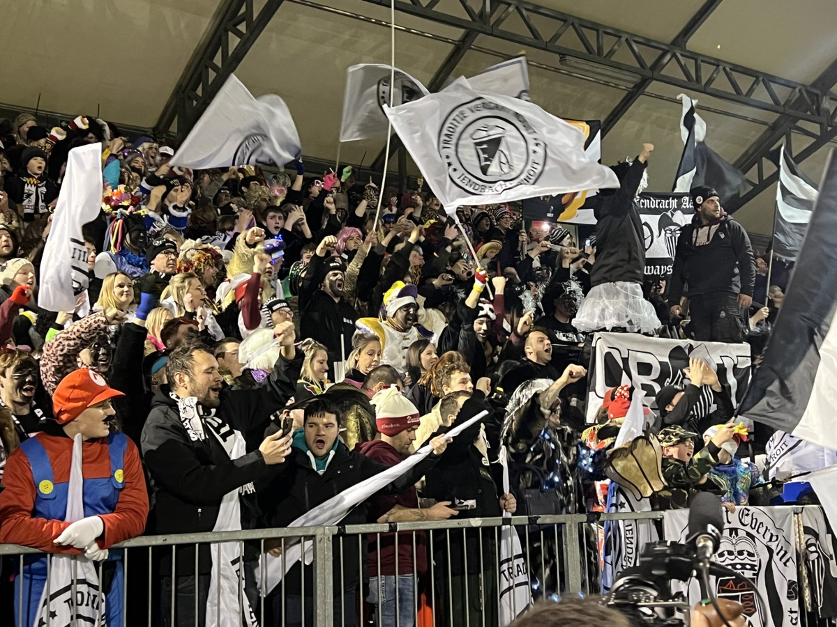 Mogen de supporters van Eendracht Aalst eind april opnieuw carnaval ... Mogen de supporters van Eendracht Aalst eind april opnieuw carnaval ...