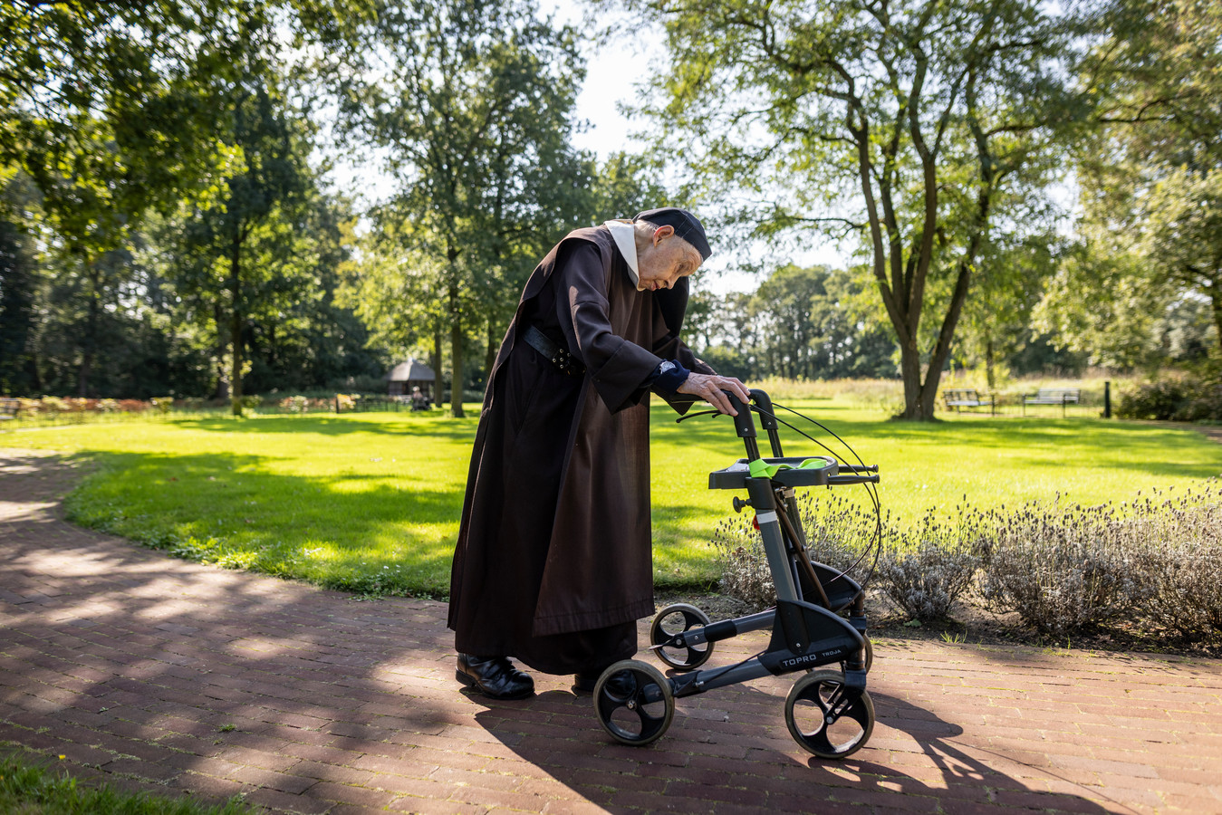 Het vaste rondje van zuster Bernarda | Foto | tubantia.nl