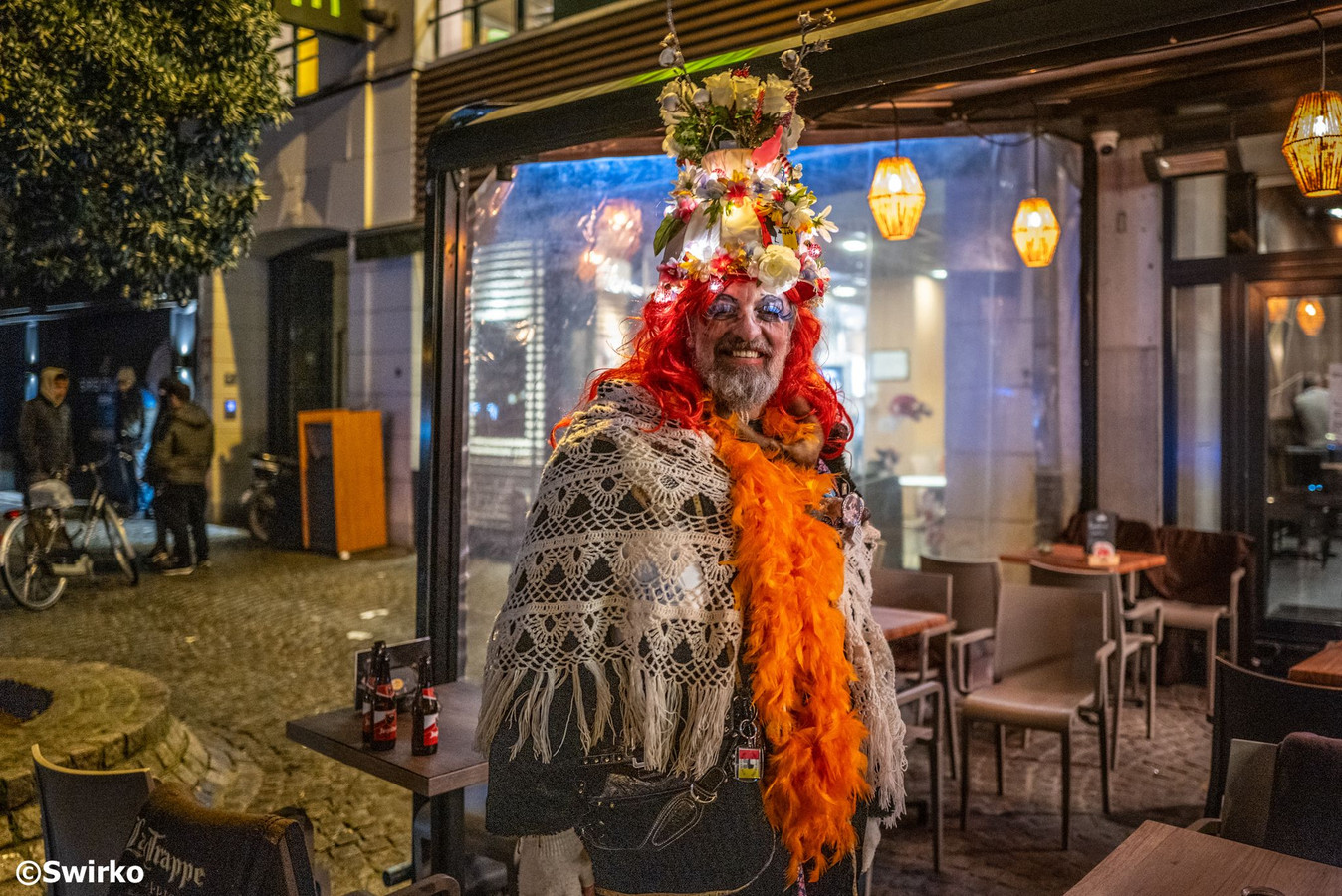 KIJK Voil Jeanetten trekken in vol ornaat door stadscentrum en bezoeken ...