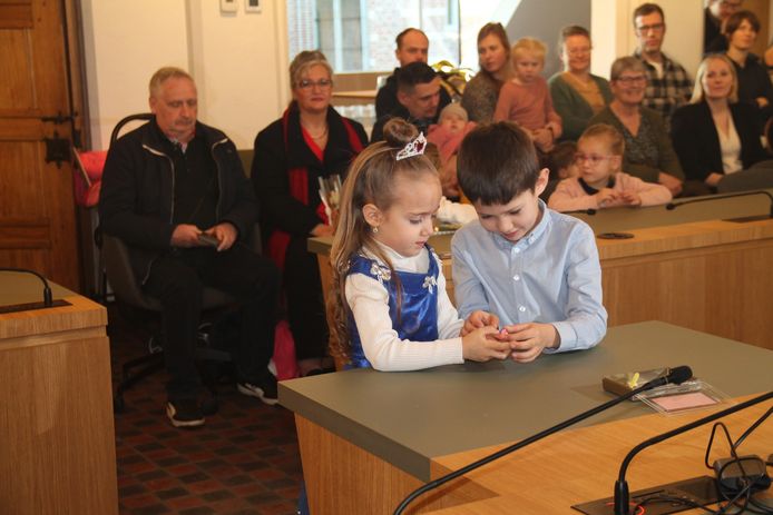 Kleuters van basisschool Scharrel stappen in het huwelijksbootje ...