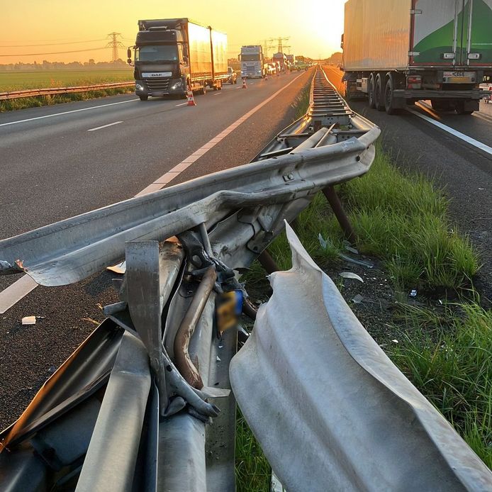 Filerijden Door Ongeluk A29 Vrachtwagen Ramt Vangrail Advies Om Te