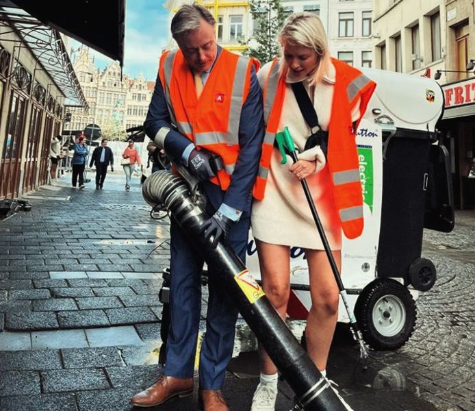 Antwerps schepen Els van Doesburg breekt elleboog: “Maar ik doe verder ...