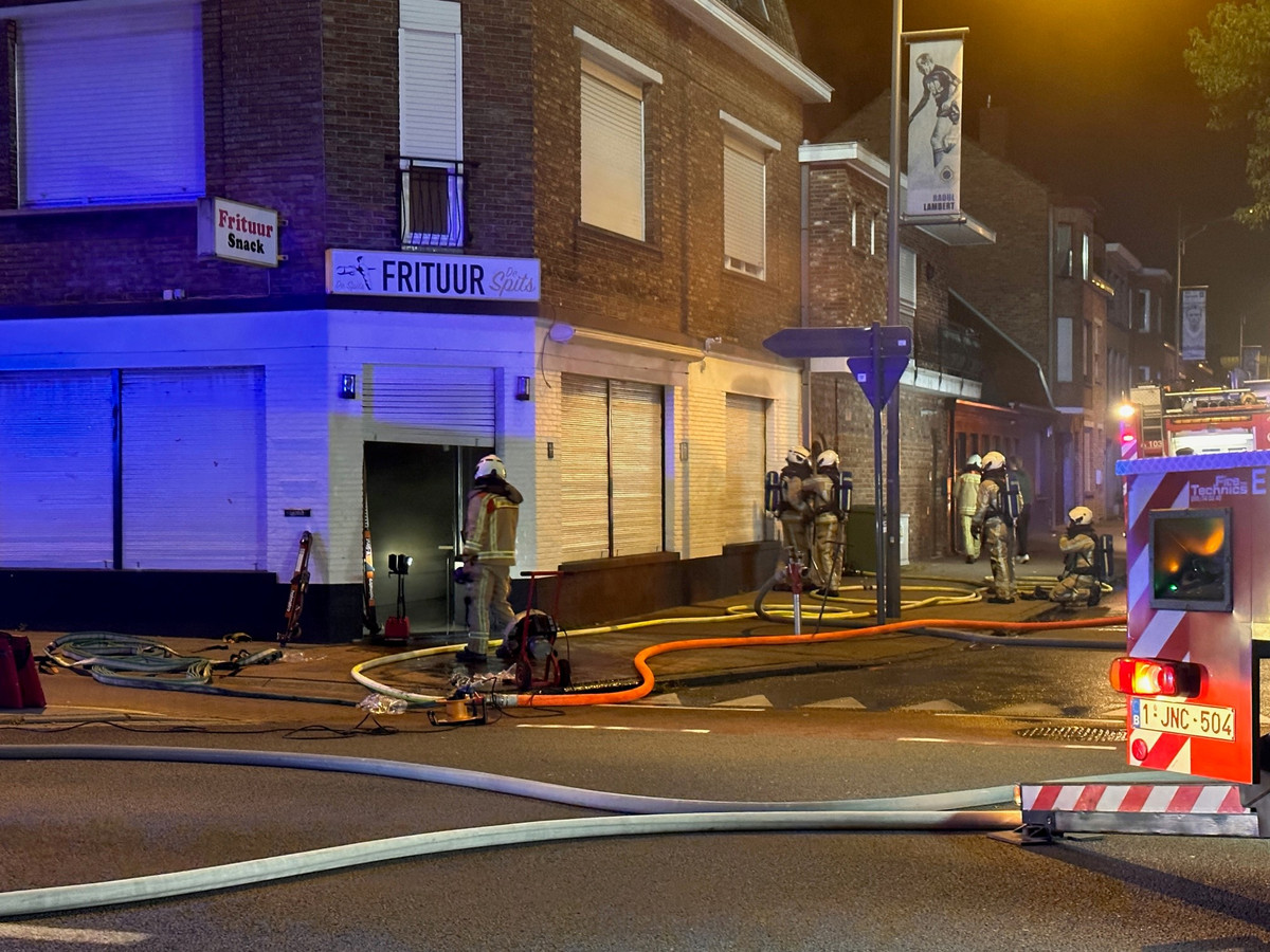 Aanzienlijke schade bij brand in populaire frituur ‘De Spits’ | Foto | hln.be