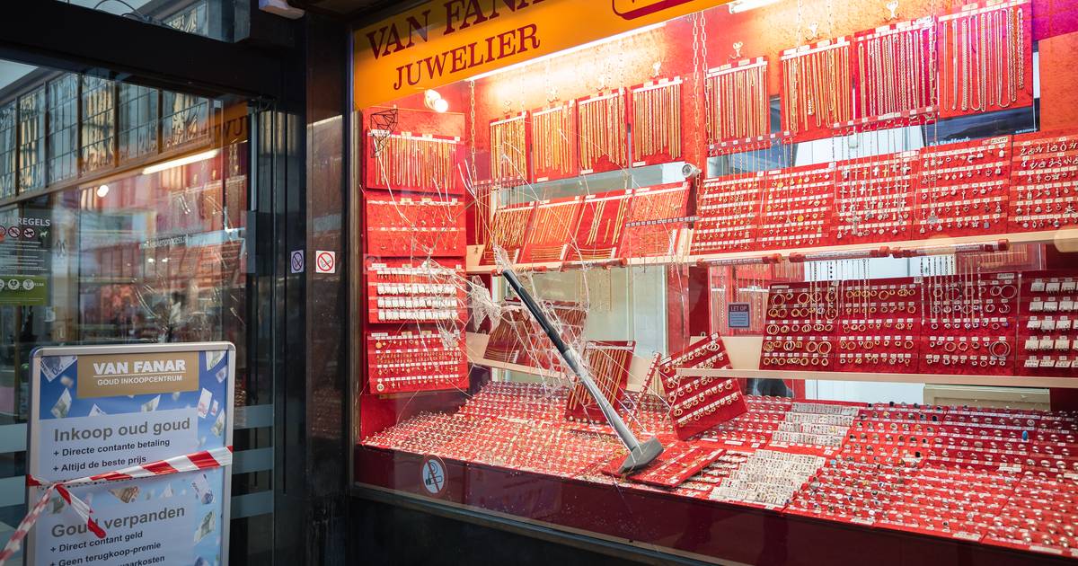 Schiedamse juwelier slachtoffer van overval: dader ramt ruit met hamer ...