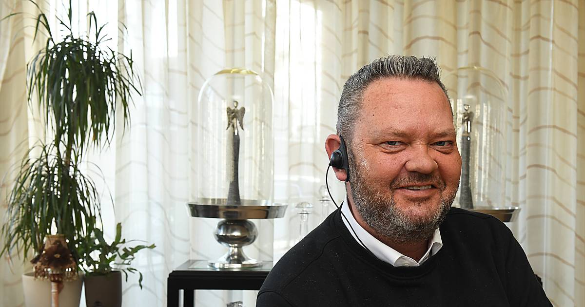 Volkszanger Johnny Romein is nu beveiliger in een ziekenhuis en mist de ...