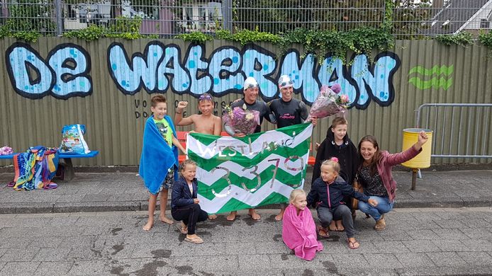 Westlanders zwemmen tegelijk met Van der Weijden 3.379 euro bij elkaar ...