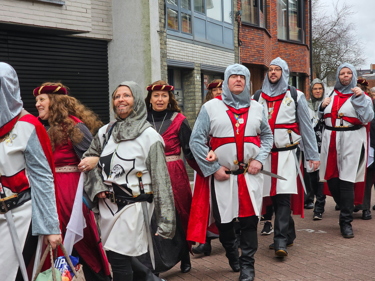 KIJK. Peer Stoet moet het wegens panne zonder echte prinsenwagen ...