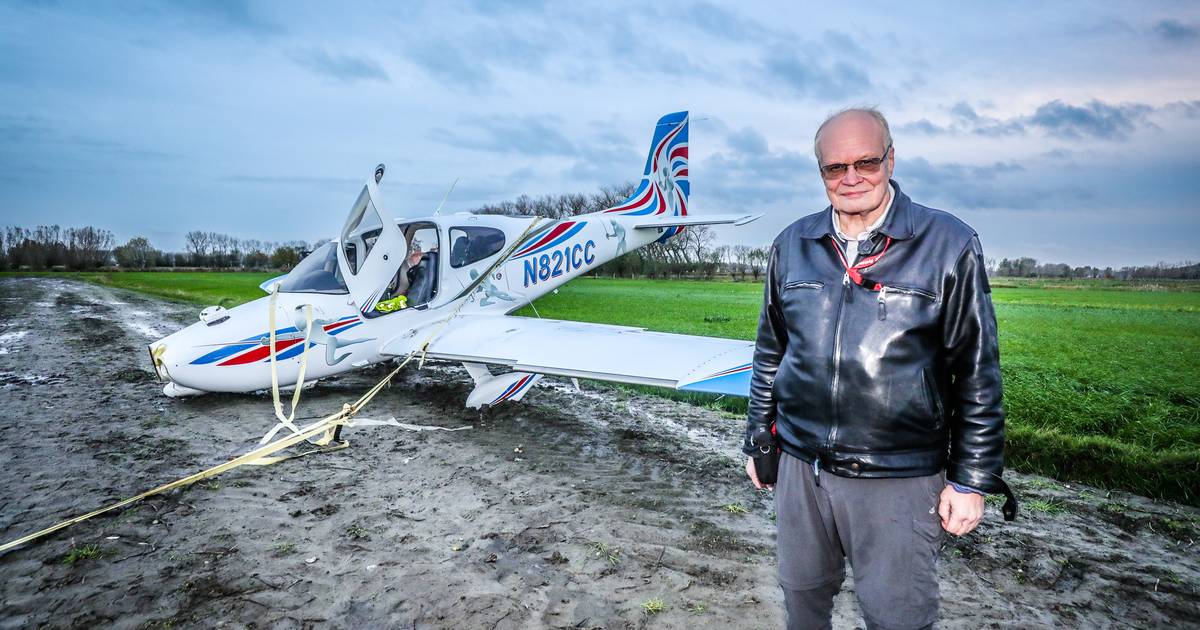 John (72) maakt noodlanding in weide, maar blijft ijzig kalm: “Schrik ...
