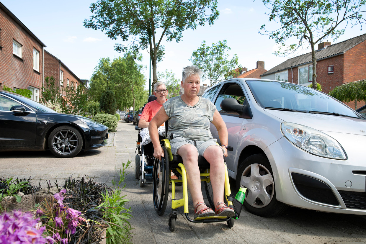 Karin en Rien zitten allebei in een rolstoel, dus samen met de bus op ...