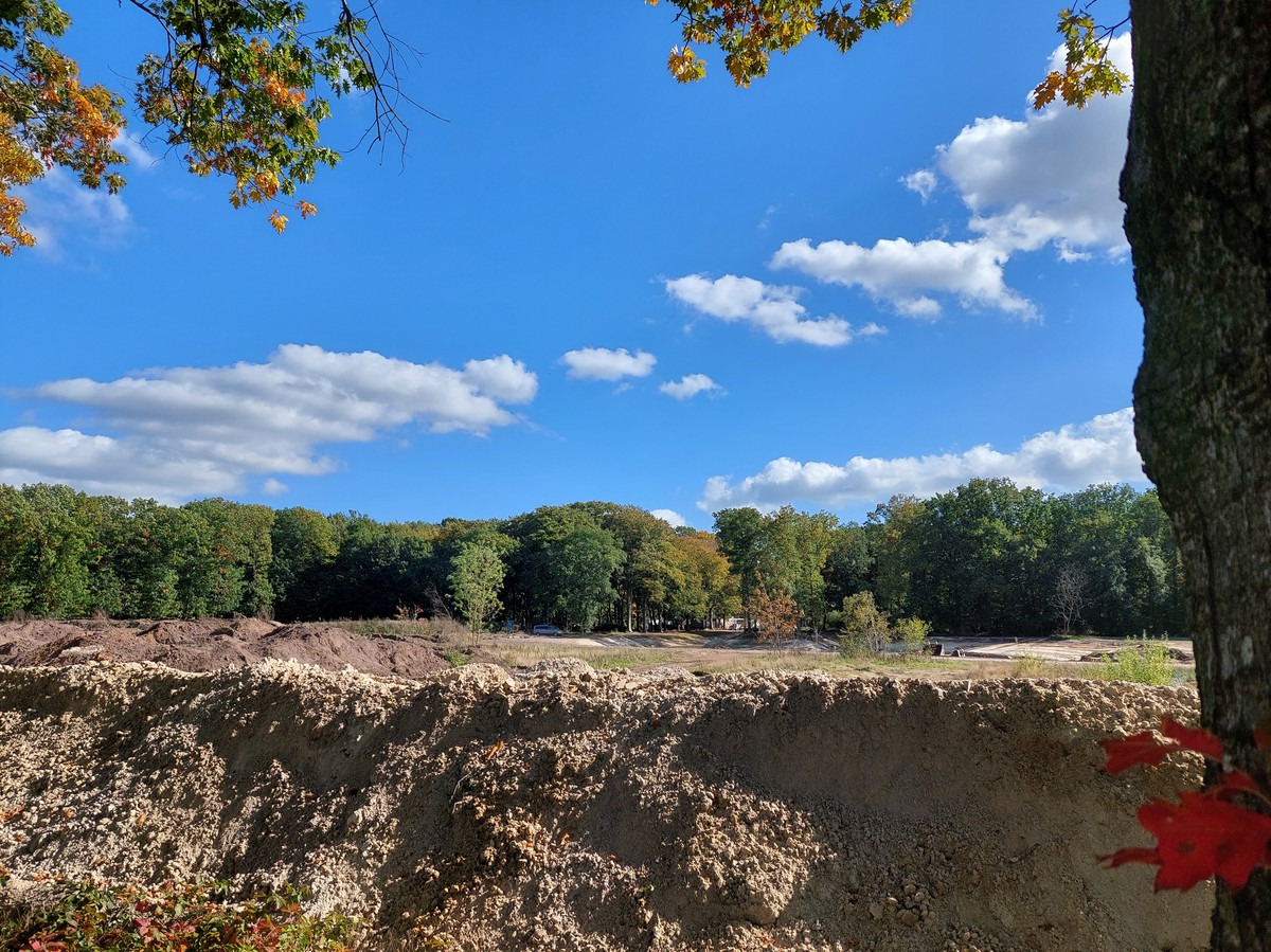 Uitgestrekte zandhoop rondom landgoed met vijver staat nu in Oisterwijk ...
