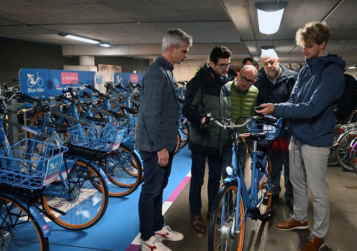 Eerste elektrische Blue-bikes staan aan station Leuven: “Op de fiets ...