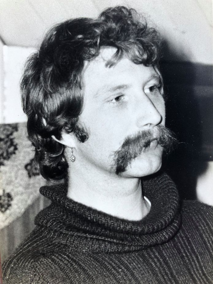 Precies toen tattooartiest Hans van Tol (1949-2022) overleed, begonnen ...