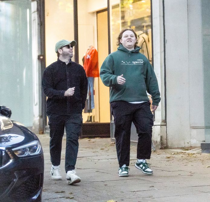 Lewis Capaldi komt oudere vrouw die flauwviel te hulp: “Hij is een ...